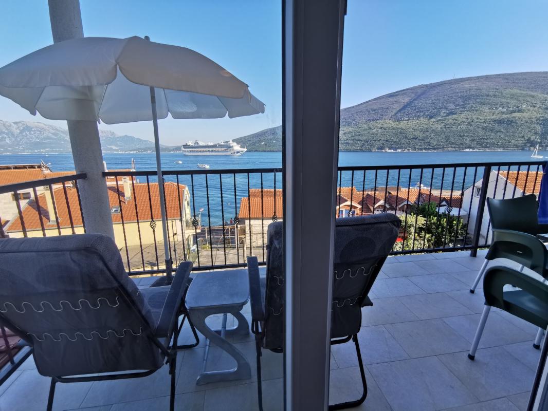 Apartment for sale by the sea in Đenovići, Herceg Novi.